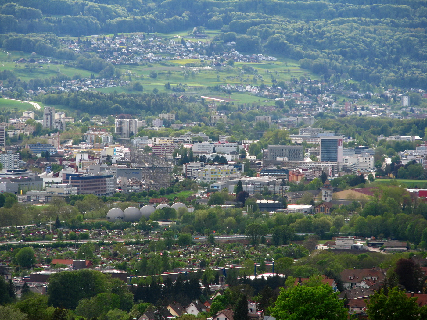 Schlieren ist eine Stadt und politische Gemeinde im Bezirk Dietikon des ...